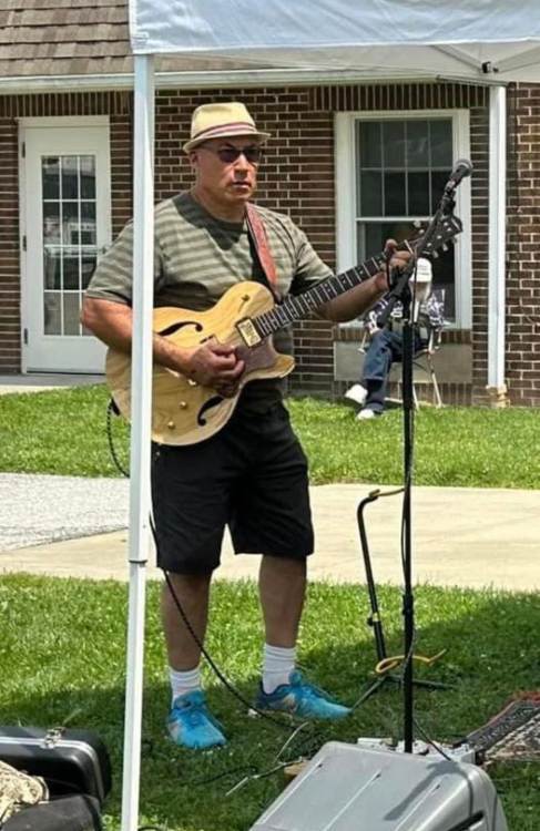 My old Robin Savoy shows up on Facebook - Hamer Fan Club Messageboard ...